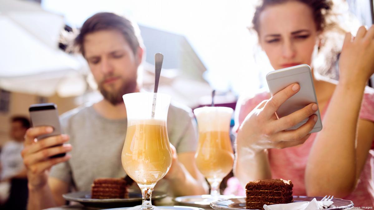 Disconnected: How phones affect our relationships – DW – 05/05/2021