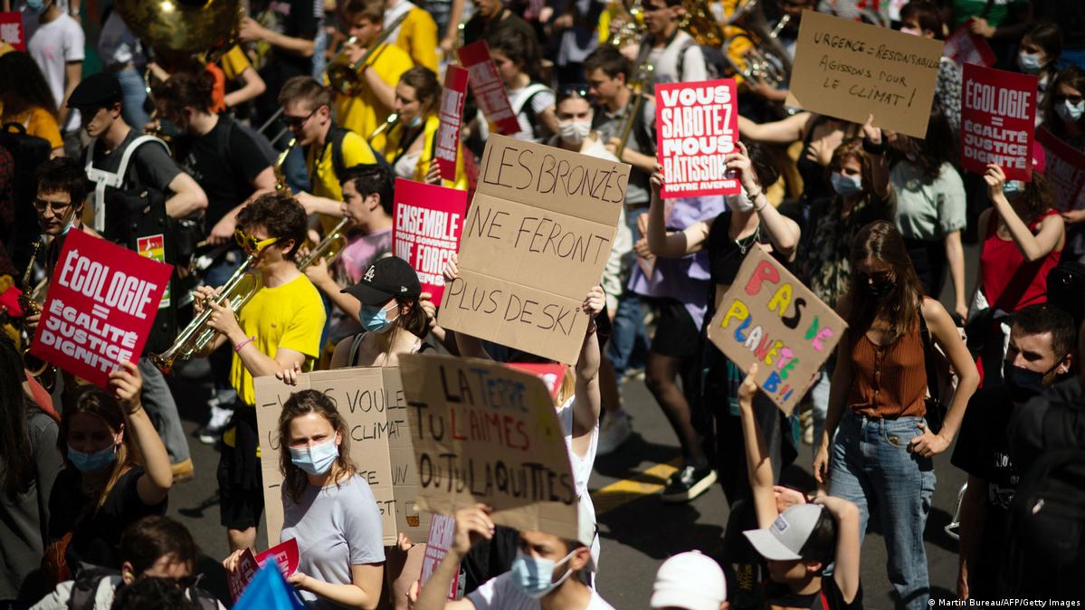 France: Climate protesters take to the streets – DW – 05/10/2021