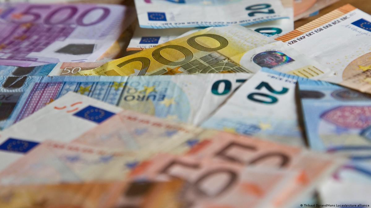 Pandemic, climate change worsen Germany's financial outlook – DW – 12 ...