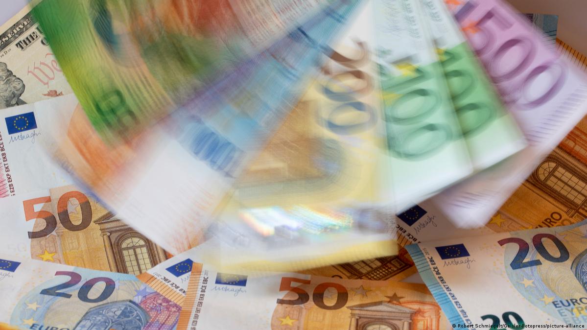 Euro se valoriza como porto seguro em meio a tumulto nos EUA – DW – 15 ...