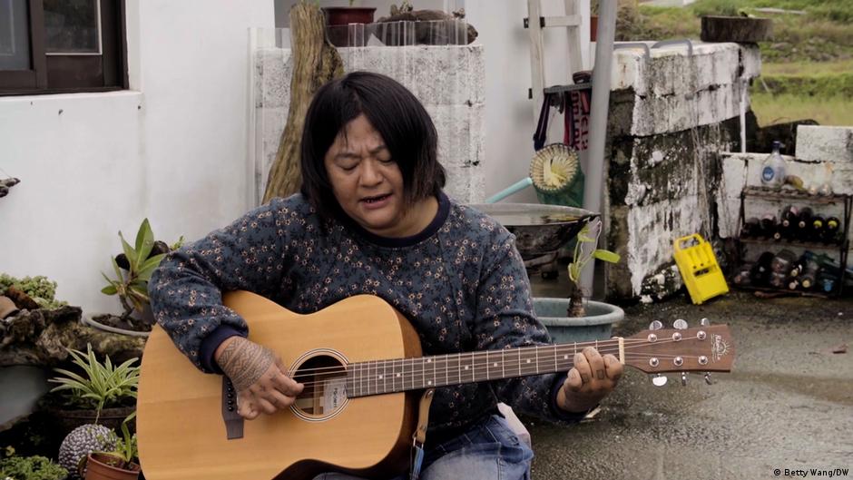 Taiwan indigenous singer fights to sing 'men's' song – DW – 05/24/2021