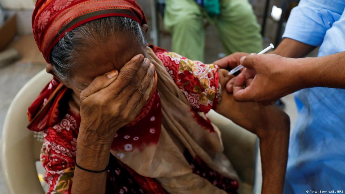 Pakistan picks up its COVID vaccination drive just in time – DW – 06/23 ...