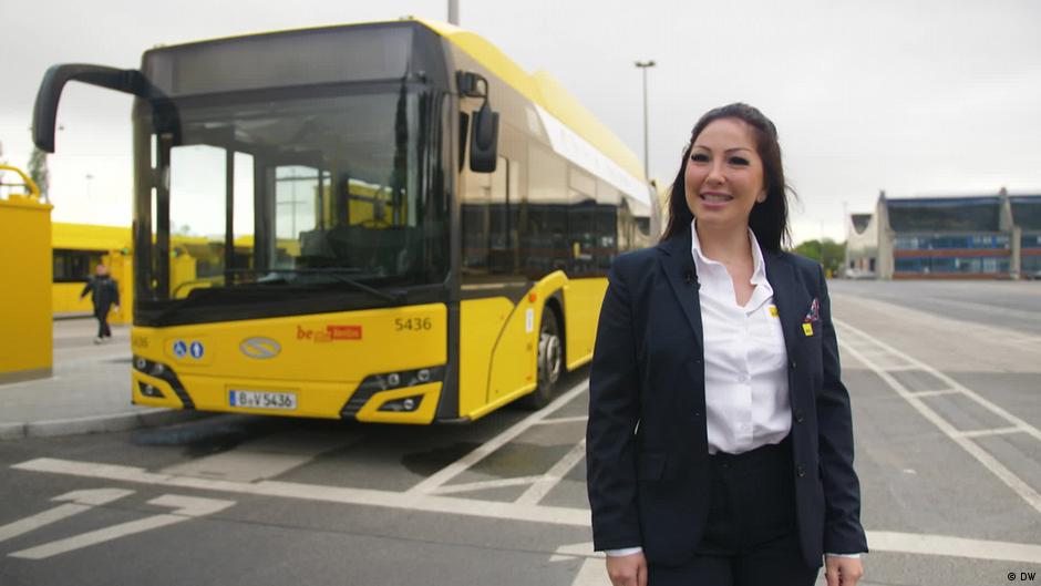 Berlin by Electric Bendy Bus – DW – 01/11/2022