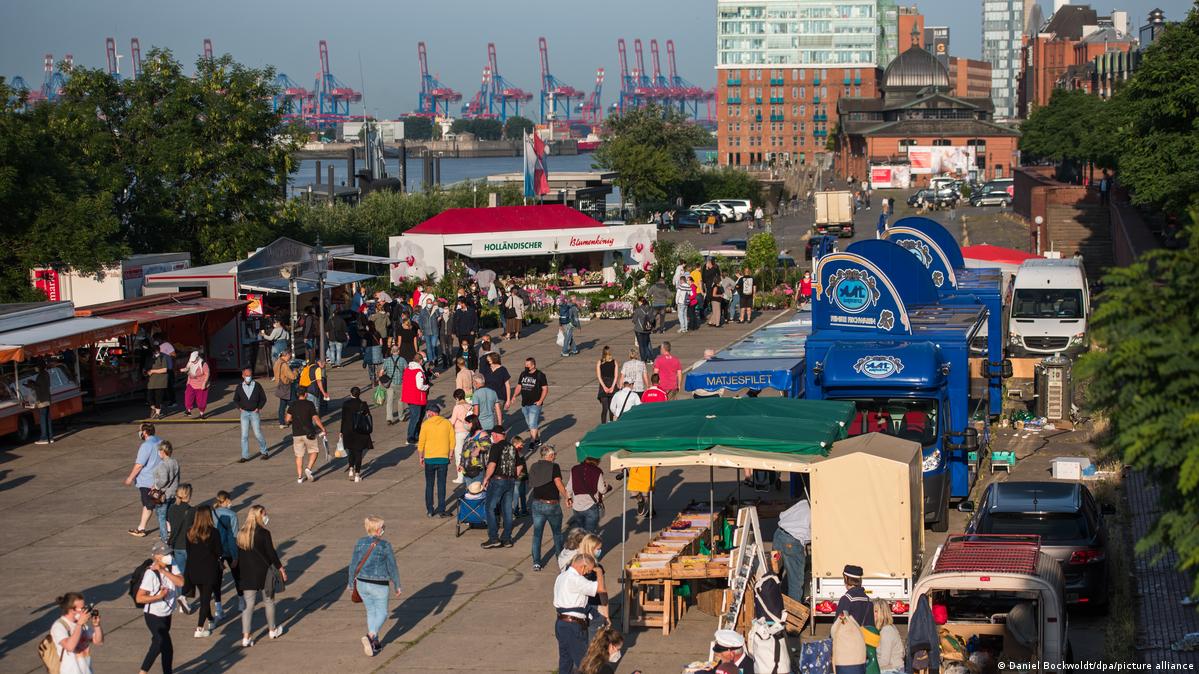 Hamburg's fish market reopens after 15 months – DW – 07/04/2021