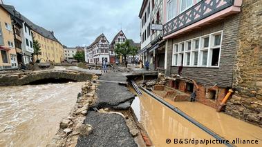 Fatal flooding in Germany — as it happened – DW – 07/15/2021