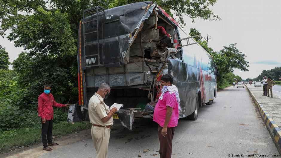 India: Sleeping migrant workers killed in bus crash