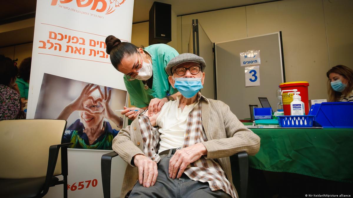 Israel: COVID vaccine booster lowers infection risk – DW – 08/22/2021