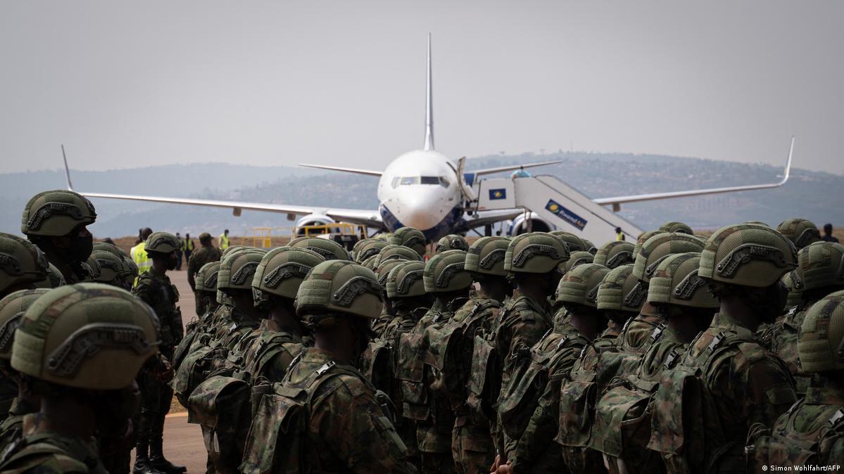 Chefe das Forças Armadas do Ruanda visita Cabo Delgado – DW – 20/09/2021