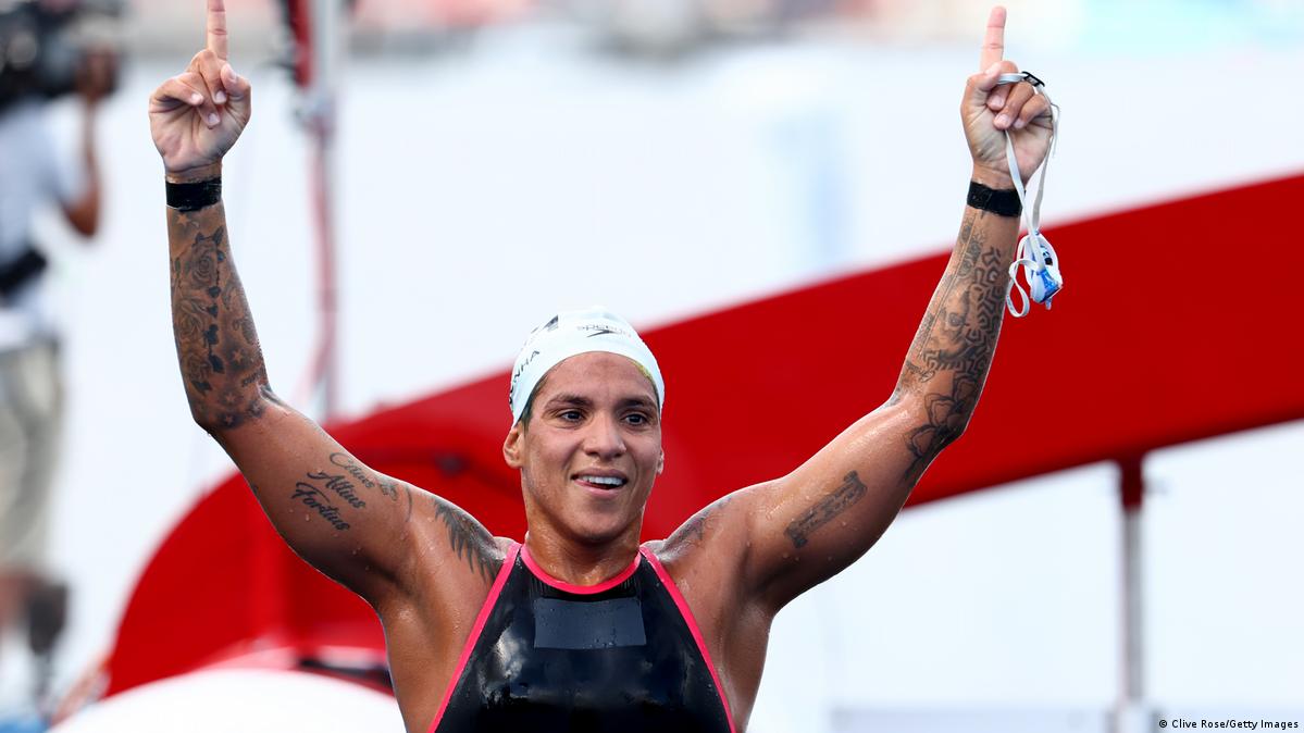 "Mulher pode ser o que quiser", diz Ana Marcela após ouro