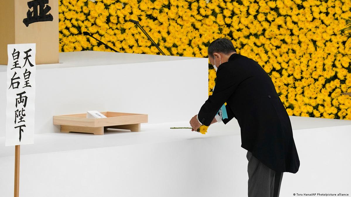 Japan marks anniversary of WWII defeat – DW – 08/15/2021