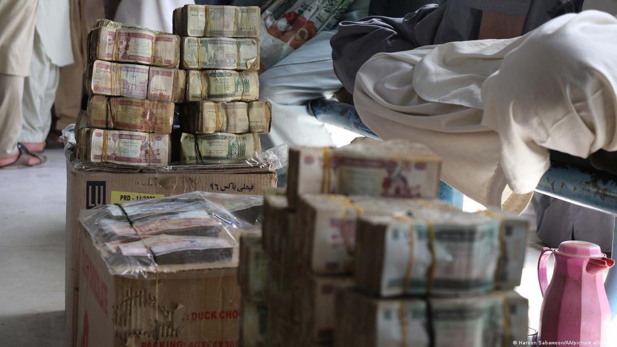 Afghans struggle to finance their daily lives