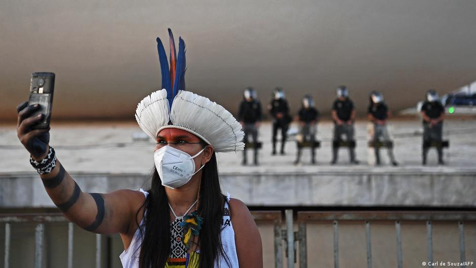 Indigenous people protest land restrictions in Brazil – DW – 08/25/2021