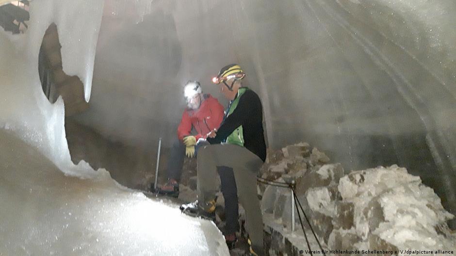 The world's biggest ice cave – DW – 08/11/2022