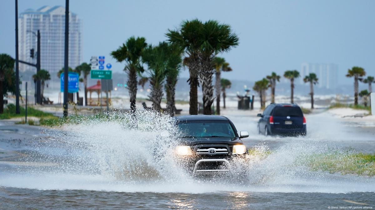 Hurricane Ida Slams Louisiana New Orleans Loses Power Dw 08 30 2021