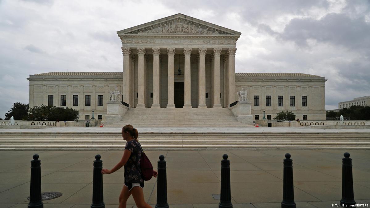 US Supreme Court to hear vaccine mandate challenges – DW – 12/23/2021