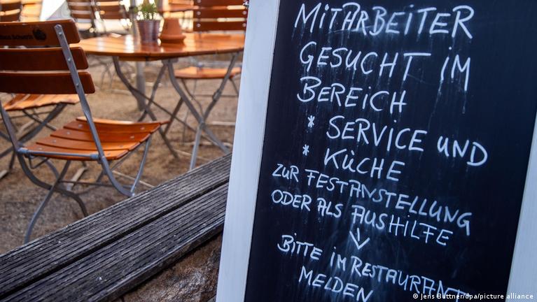 Is Germany's skilled-labor shortage a myth? – DW – 02/21/2023