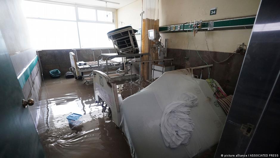 Mexico: Patients die as floods hit hospital