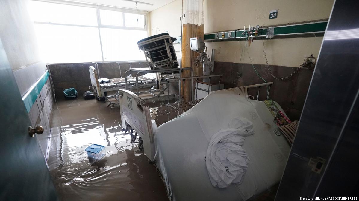 Mexico: Patients die as floods hit hospital
