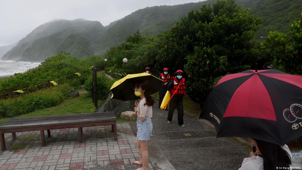 Typhoon Chanthu set for Taiwan after lashing Philippines – DW – 09/11/2021