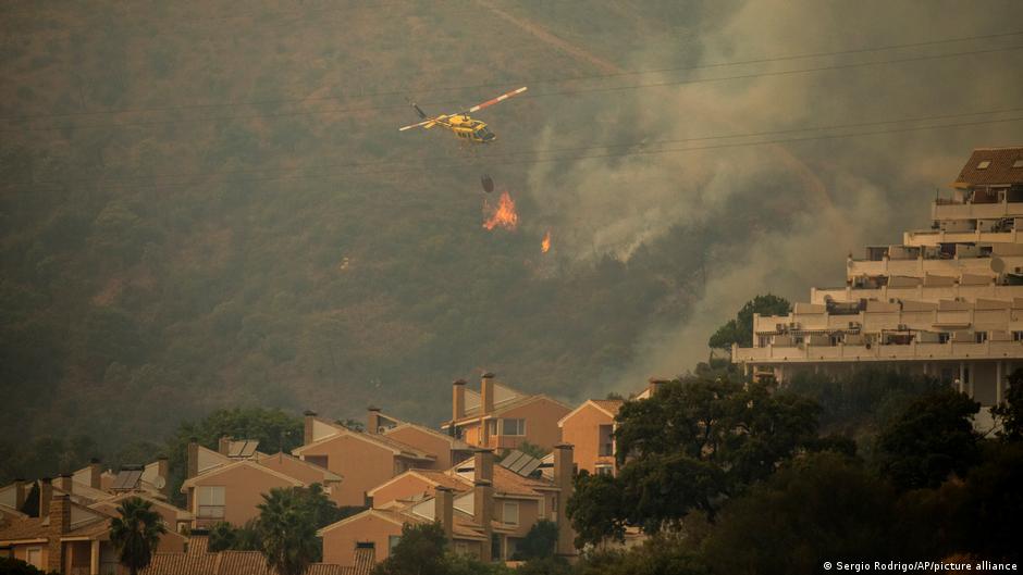 Wildfire forces evacuation of Spanish towns – DW – 09/12/2021