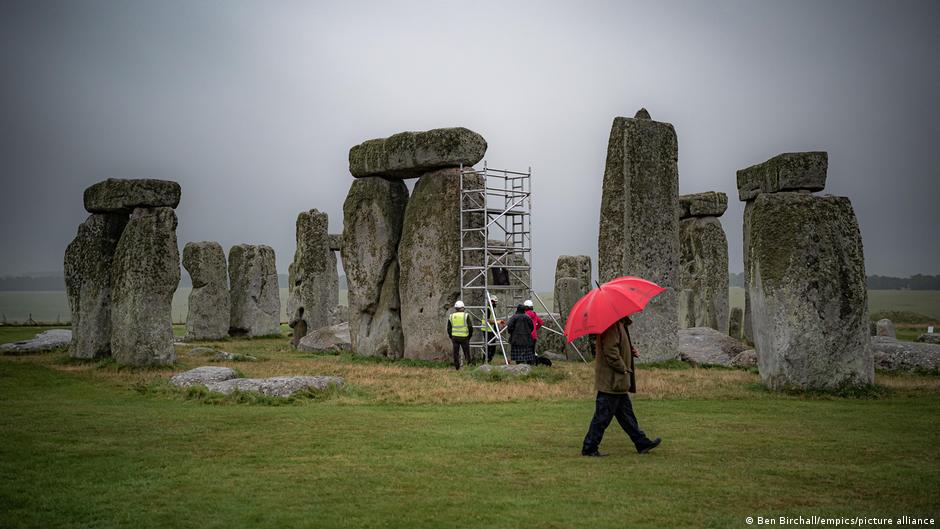 Work begins to fix cracks in Stonehenge – DW – 09/14/2021