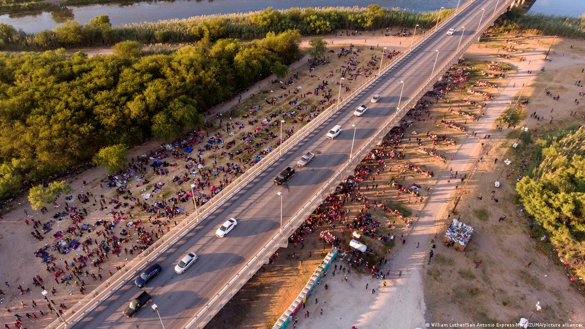 US holds thousands of migrants under Texas bridge – DW – 09/18/2021