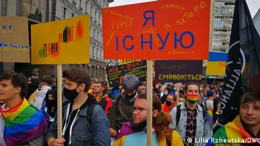 Ukraine's LGBTQ march draws thousands – DW – 09/19/2021