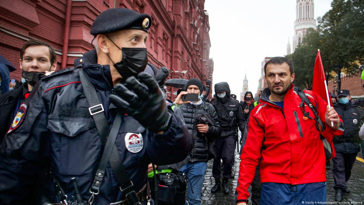 Russia: Hundreds protest in Moscow over election result – DW – 09/25/2021