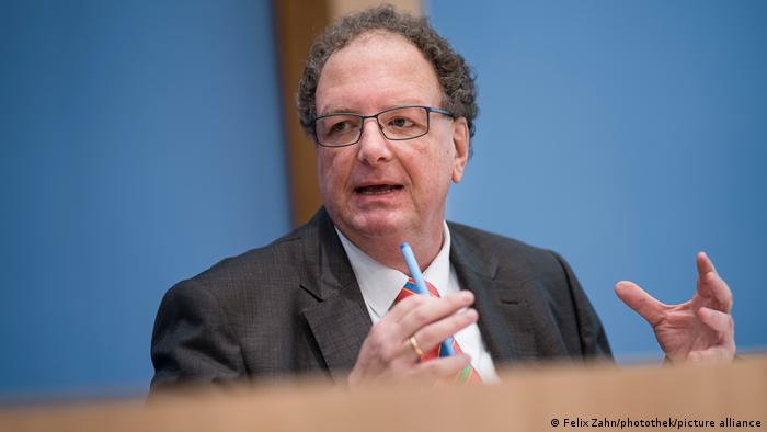 Was erwartet die deutsche Kultur von Claudia Roth? | Kultur | DW | 08. ...