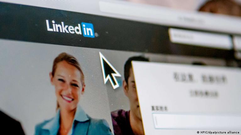 LinkedIn hiding profiles of foreign journalists for China – DW – 09/30/2021