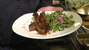 Gebratene Rippchen vom Bio-Lamm mit Rotweinsoße und Wildkräutersalat ...