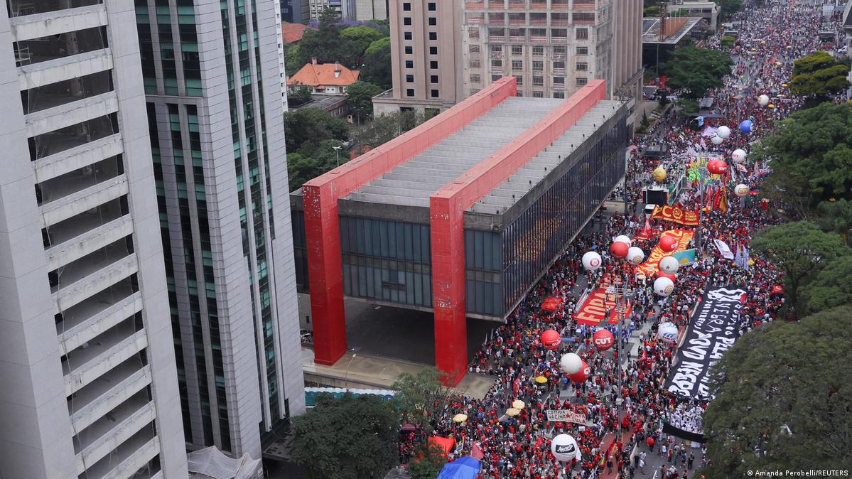 Protesters call for Brazil's president impeachment – DW – 10/03/2021