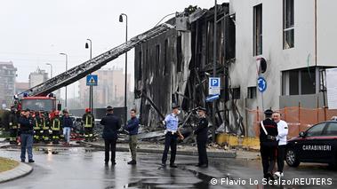 Plane crash near Milan kills all aboard, hits building – DW – 10/03/2021