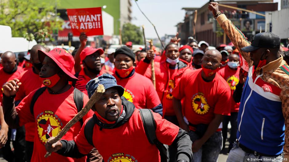 Strike hits South Africa’s industrial sector – DW – 10/05/2021