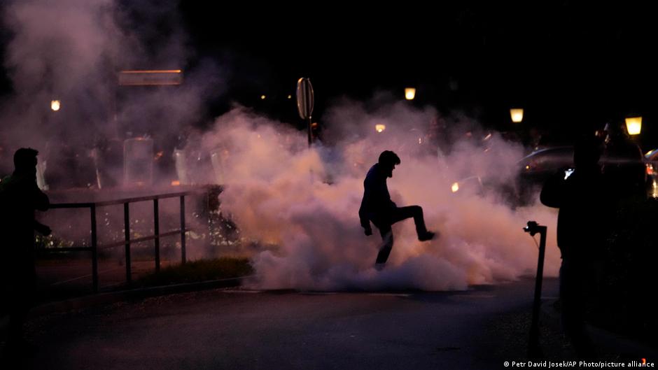 Slovenia: Police disperse protesters ahead of EU summit – DW – 10/05/2021