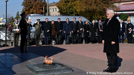 German president visits sites of Nazi atrocities in Ukraine – DW – 10 ...