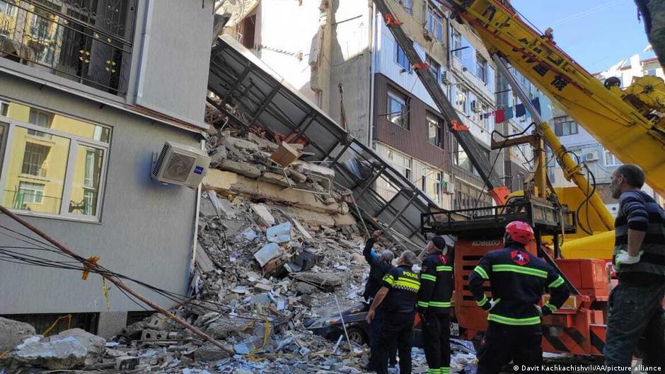 Georgia: Several dead after part of building collapses – DW – 10/09/2021