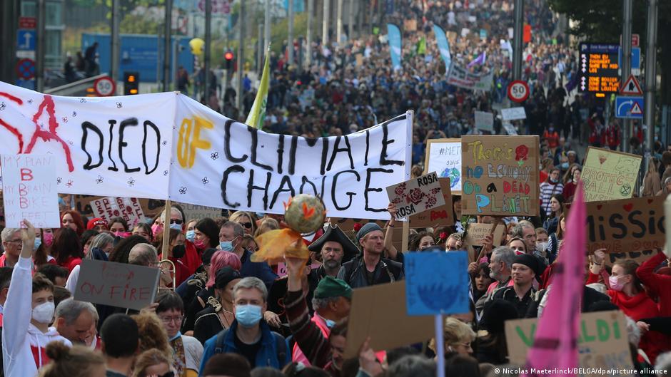 Thousands of climate protest descend on Brussels – DW – 10/10/2021