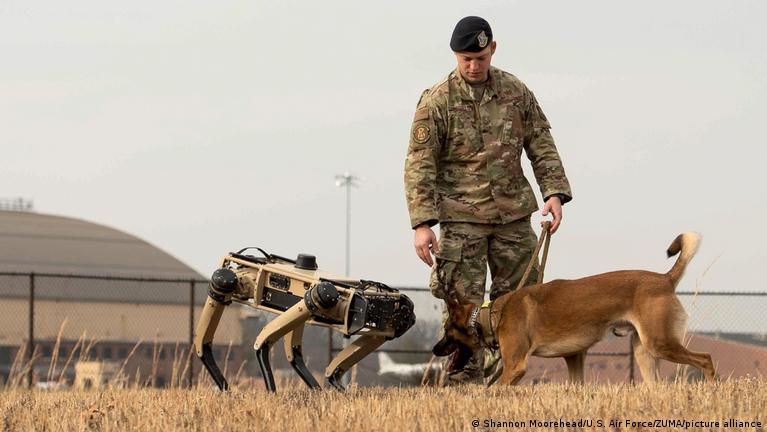 Fabricante militar presenta perro robot armado con un rifle – DW – 18 ...