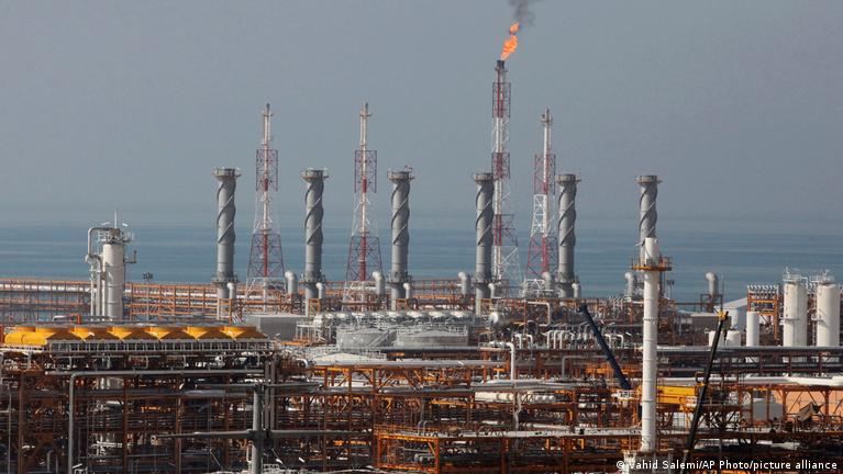 Why Israel is hitting Iran's vital energy infrastructure – DW – 06/16/2025