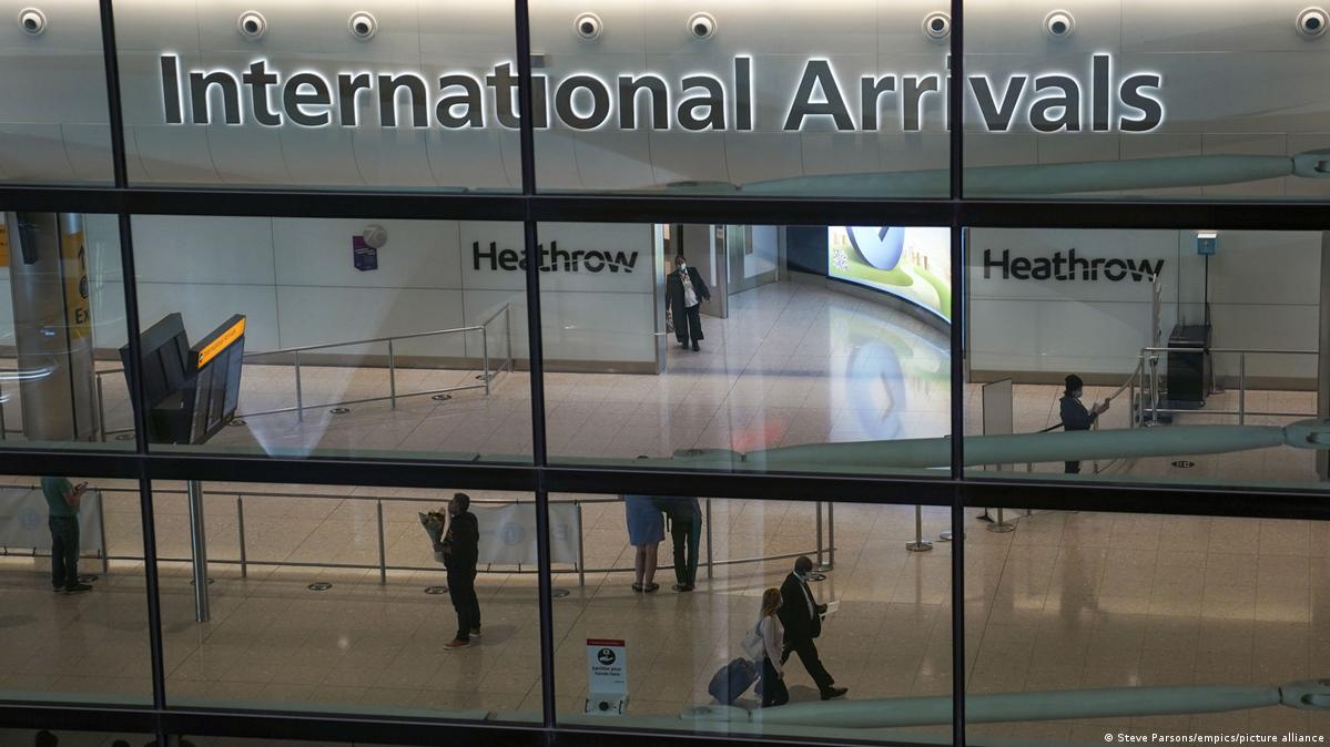 Policía investiga hallazgo de metal con uranio en Heathrow