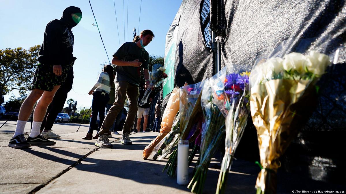 8 dead in crowd surge at Houston music festival – DW – 11/06/2021