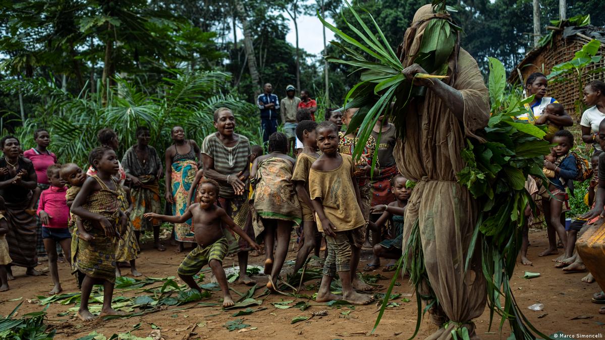 Les pygmées victimes de violences dans l'est de la RDC – DW – 31/08/2022