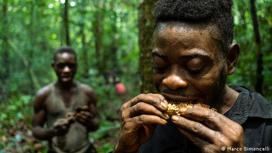 Congo pygmies move deeper into the forest to escape extinction – DW ...
