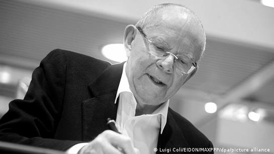 Legendary author Wilbur Smith dies aged 88 – DW – 11/14/2021