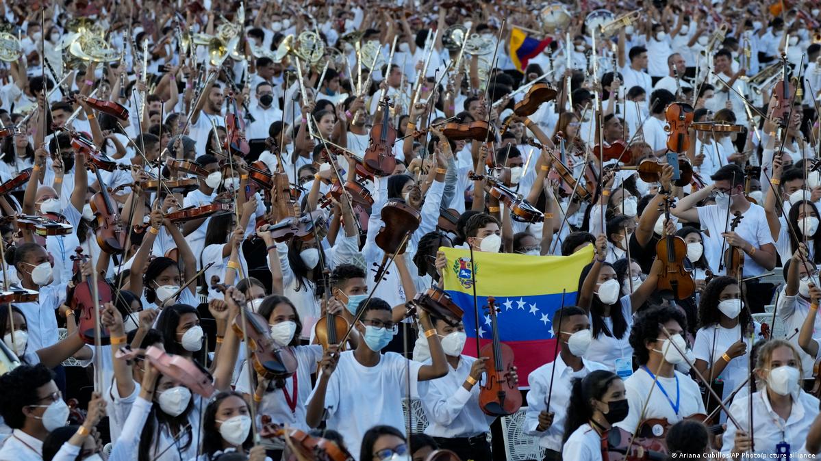Venezuelan musicians set world record for largest orchestra – DW – 11 ...