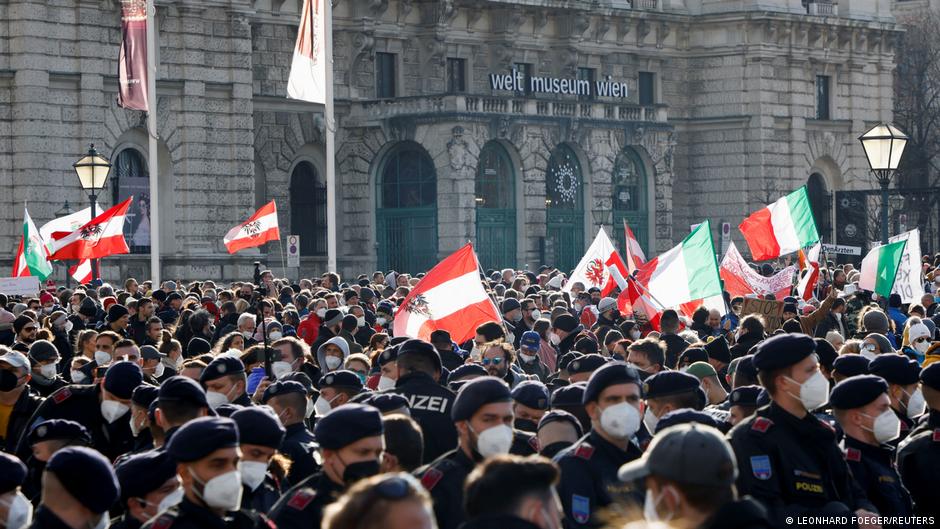 Coronavirus: Anti-lockdown protests underway in Austria – DW – 11/20/2021