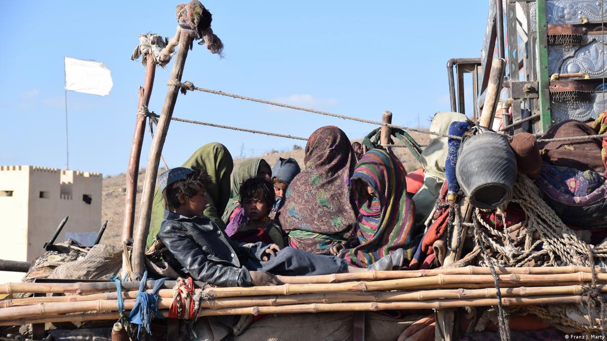 Remote Afghan border crossing provides a lifeline – DW – 11/25/2021