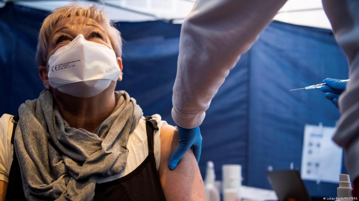 Fact check: Do boosters help against omicron? – DW – 12/12/2021