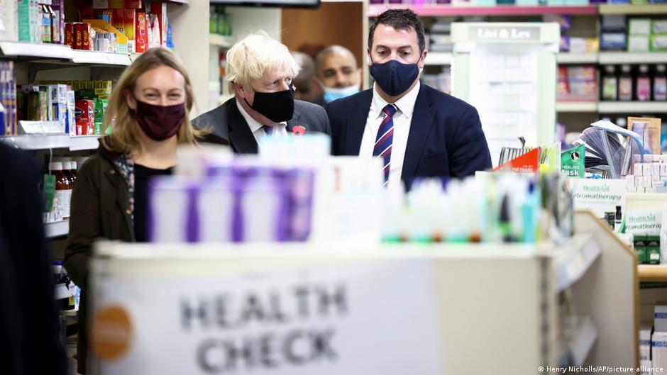 WHO warns of at-risk health workers in Africa – DW – 11/26/2021